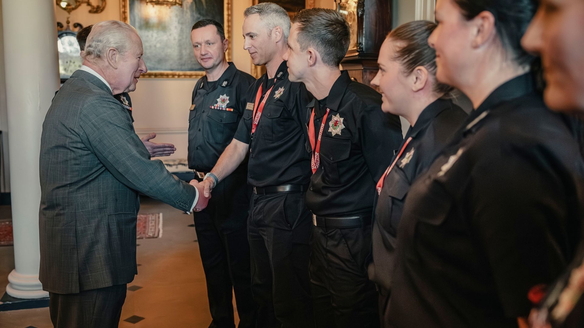 The King meets emergency responders involved in Union Street fire at ...